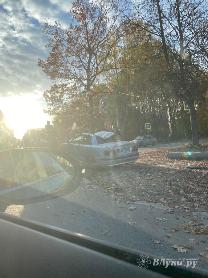 Великие Луки : У ЖБИ-2 произошло ДТП (ФОТО), фоторепортаж